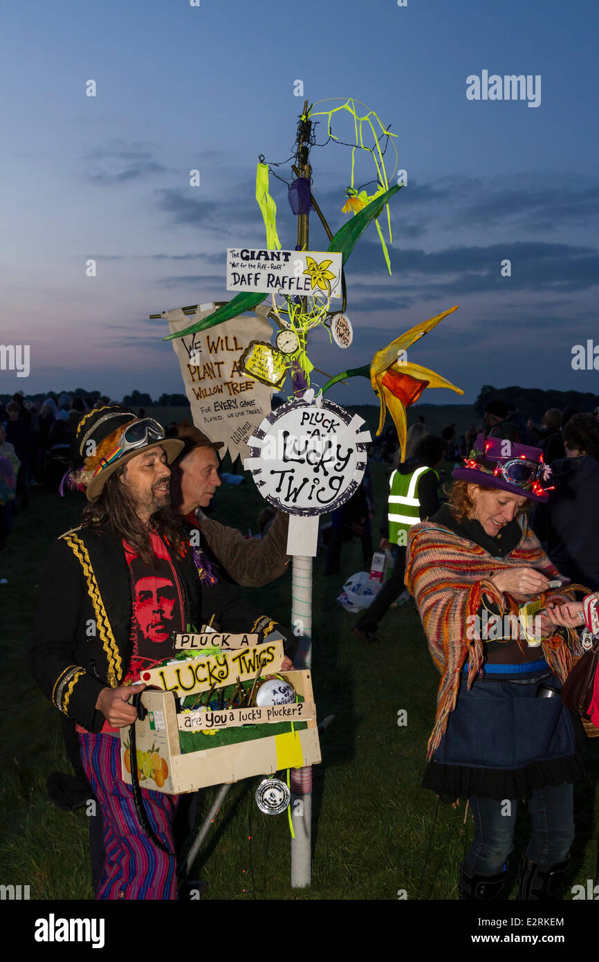 Stonehenge summer solstice celebrations hi-res stock photography and ...