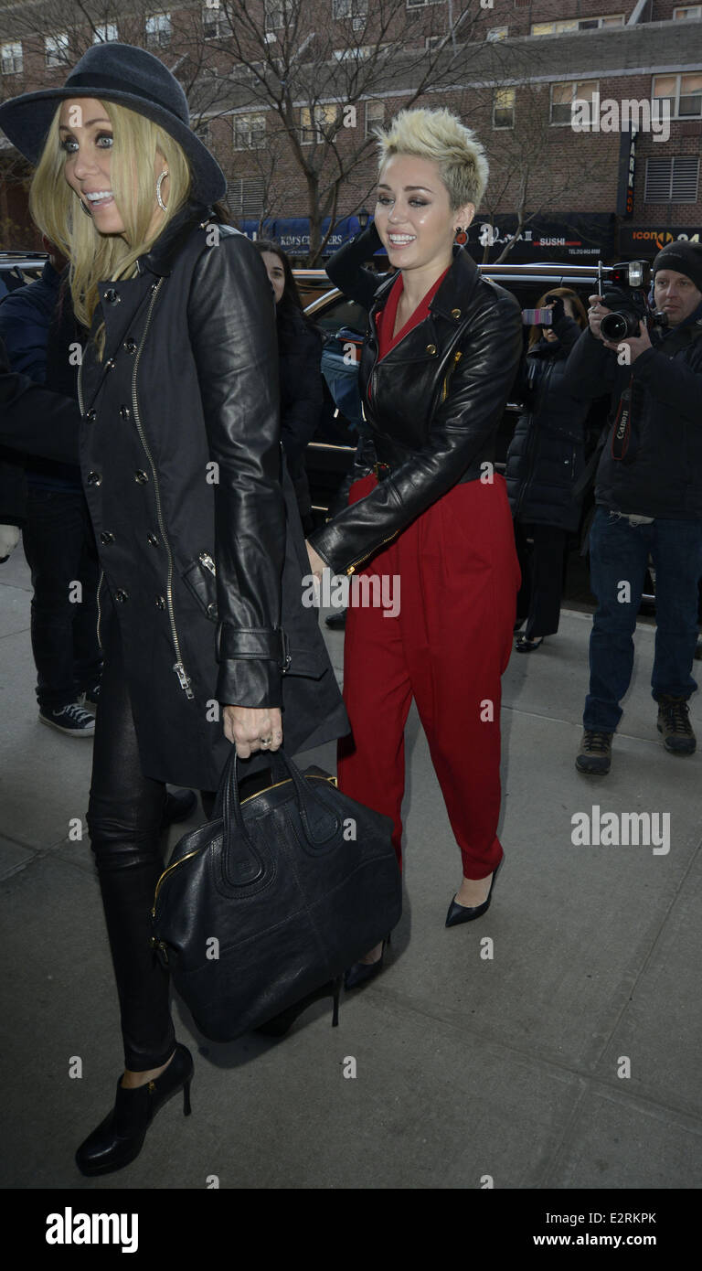 Miley Cyrus Twins With Her Mother Tish On The Red Carpet At The Snl50 ...