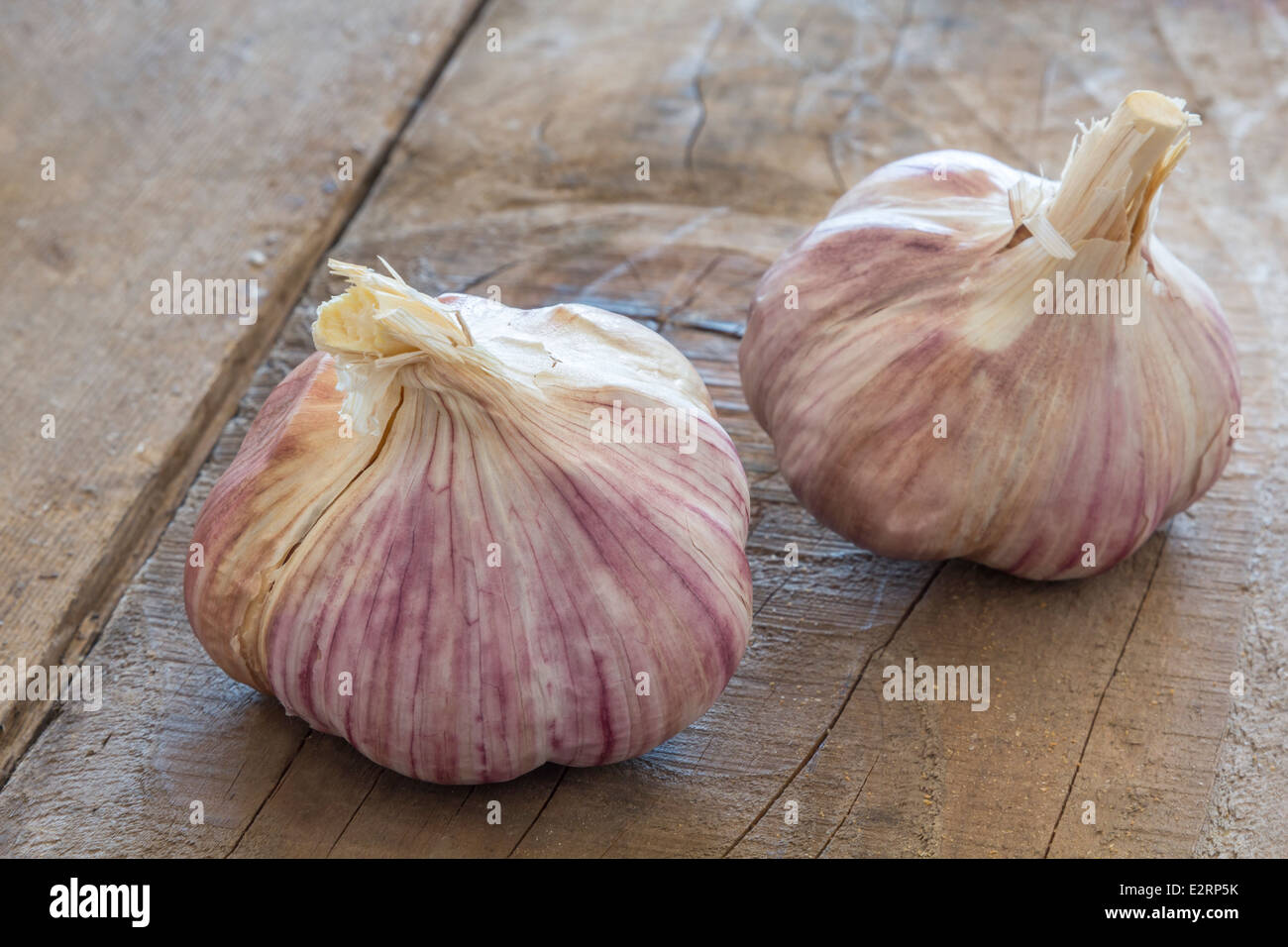 Two garlic cloves hi-res stock photography and images - Alamy