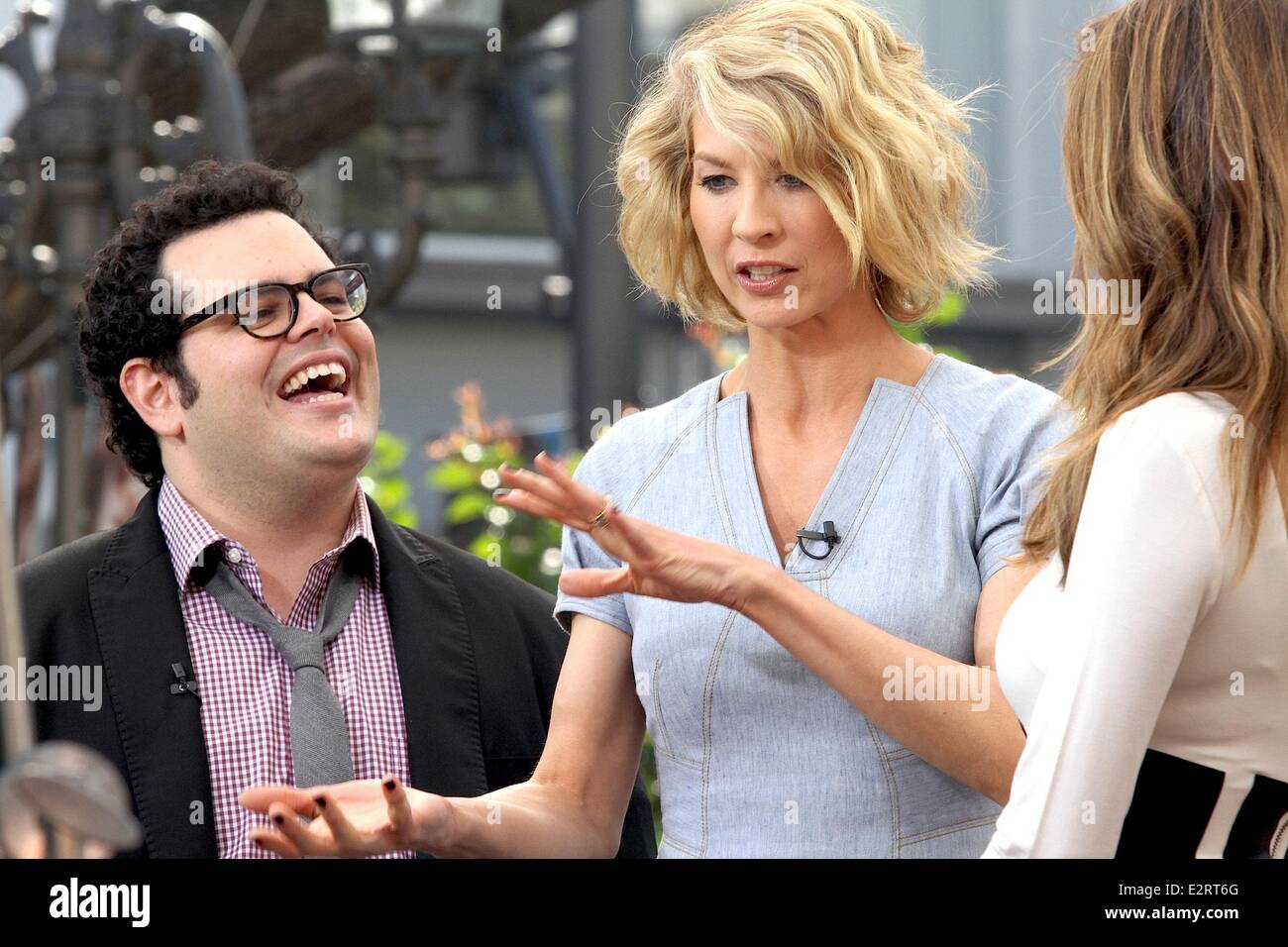 Maria menounos and jenna elfman hi-res stock photography and images - Alamy