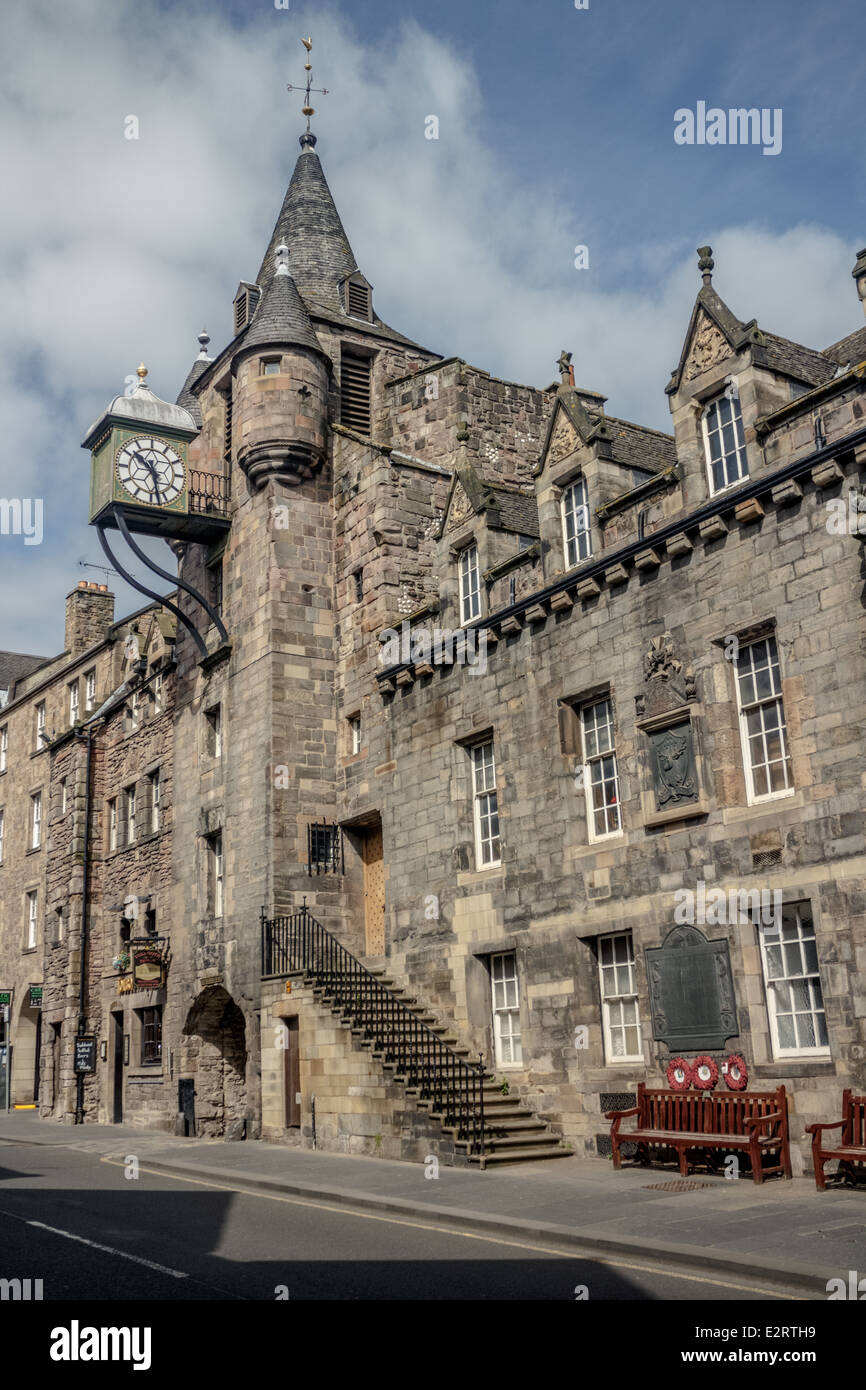 Exterior of the Canongate Tolbooth, Edinburgh Royal Mile Stock Photo ...