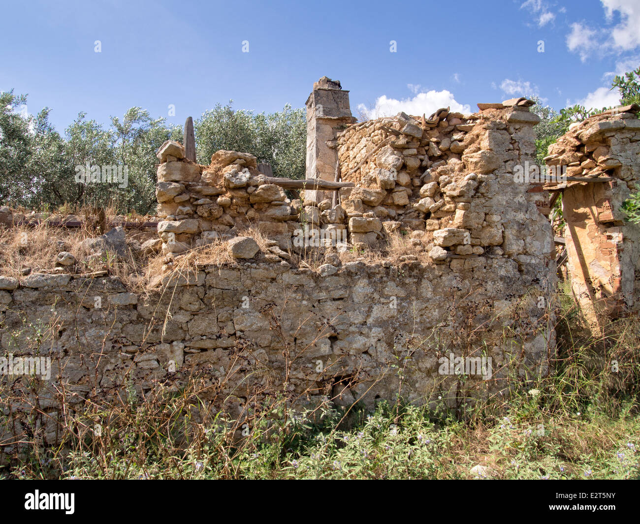 Crumbling building ruins hi-res stock photography and images - Alamy