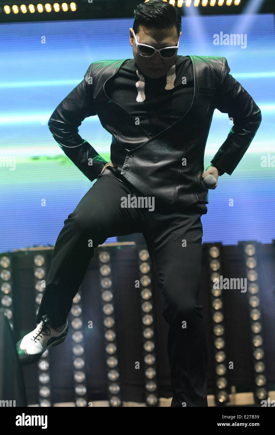 PSY performs his Gangnam Style dance live in Taksim Square in Istanbul ...