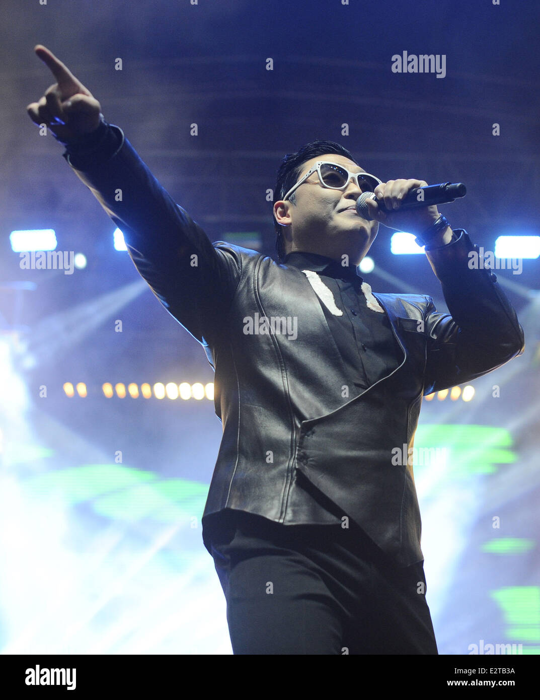 PSY performs his Gangnam Style dance live in Taksim Square in Istanbul ...