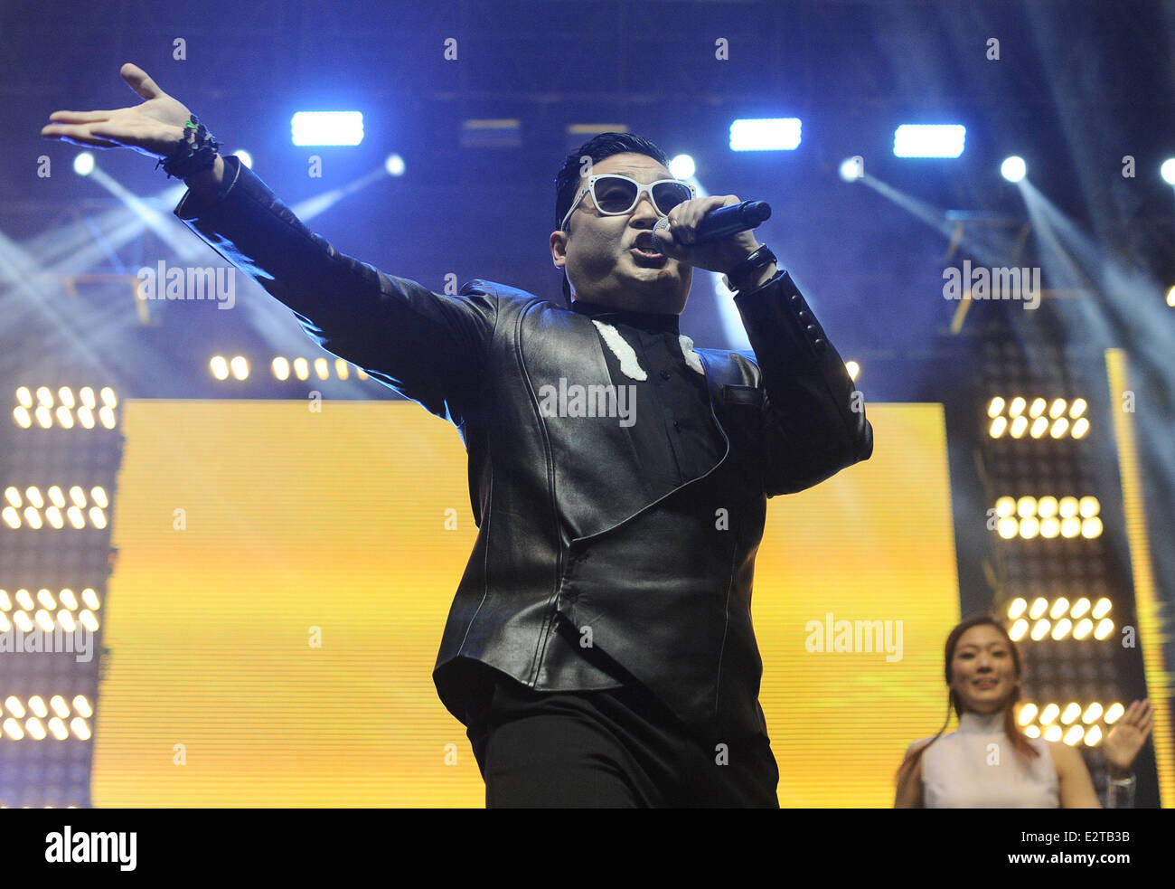 PSY performs his Gangnam Style dance live in Taksim Square in Istanbul ...
