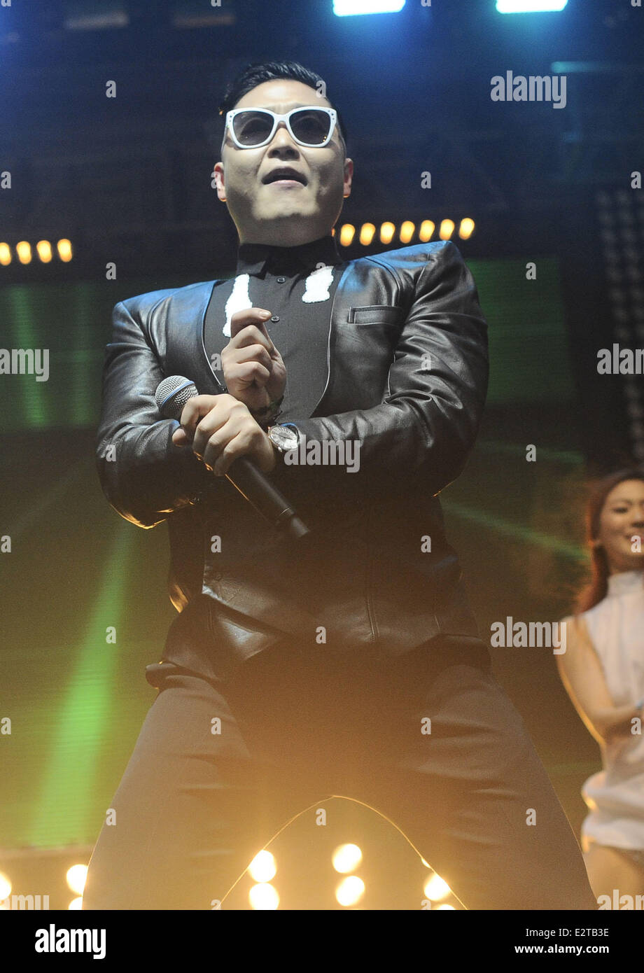 PSY performs his Gangnam Style dance live in Taksim Square in Istanbul ...