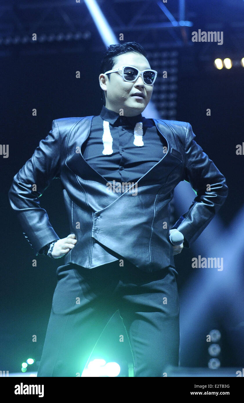 PSY performs his Gangnam Style dance live in Taksim Square in Istanbul ...