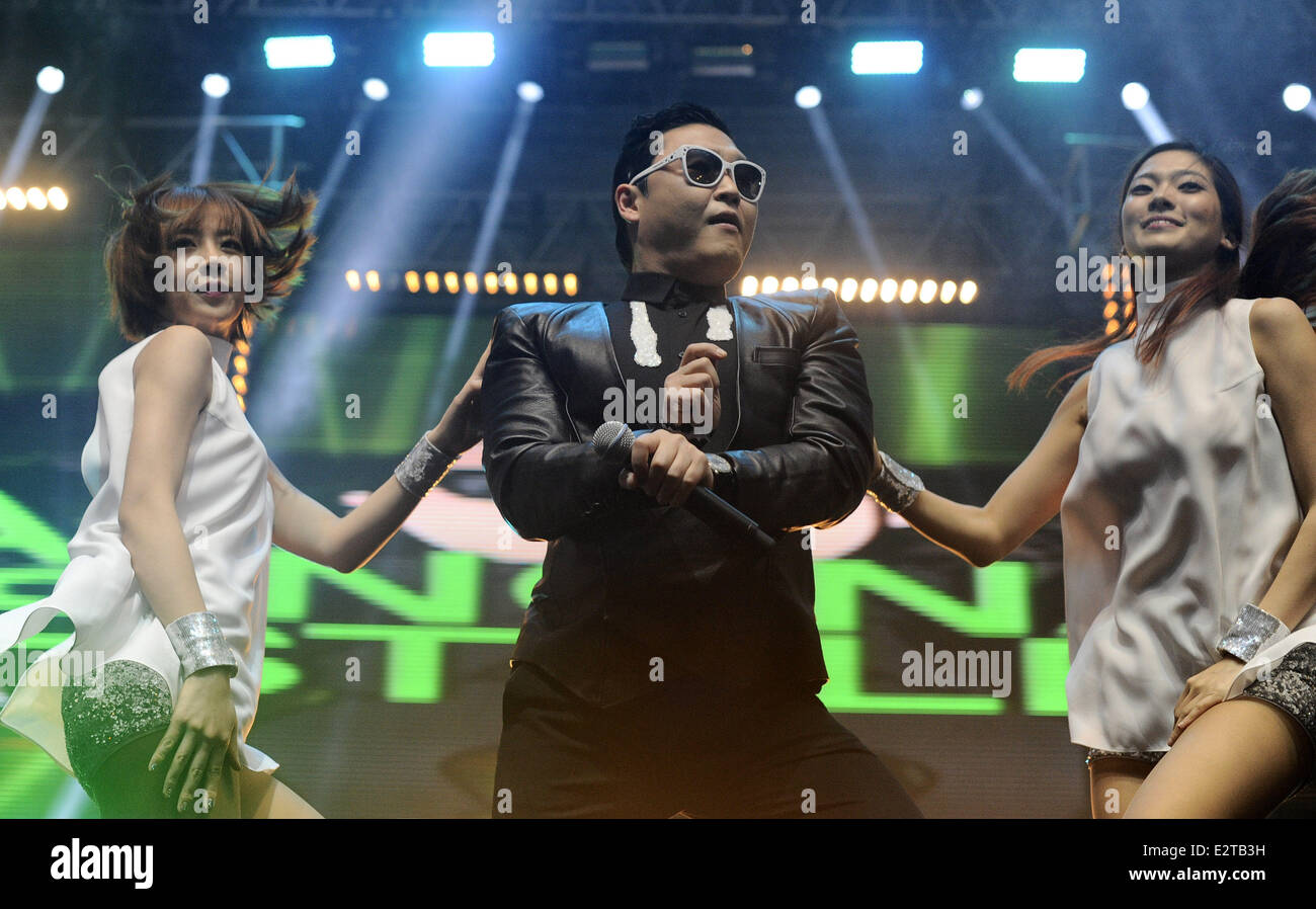 PSY performs his Gangnam Style dance live in Taksim Square in Istanbul ...