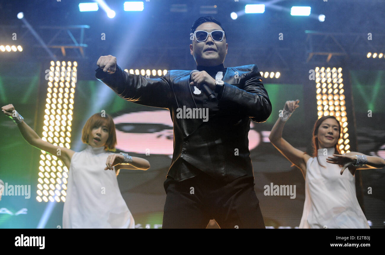 PSY performs his Gangnam Style dance live in Taksim Square in Istanbul ...