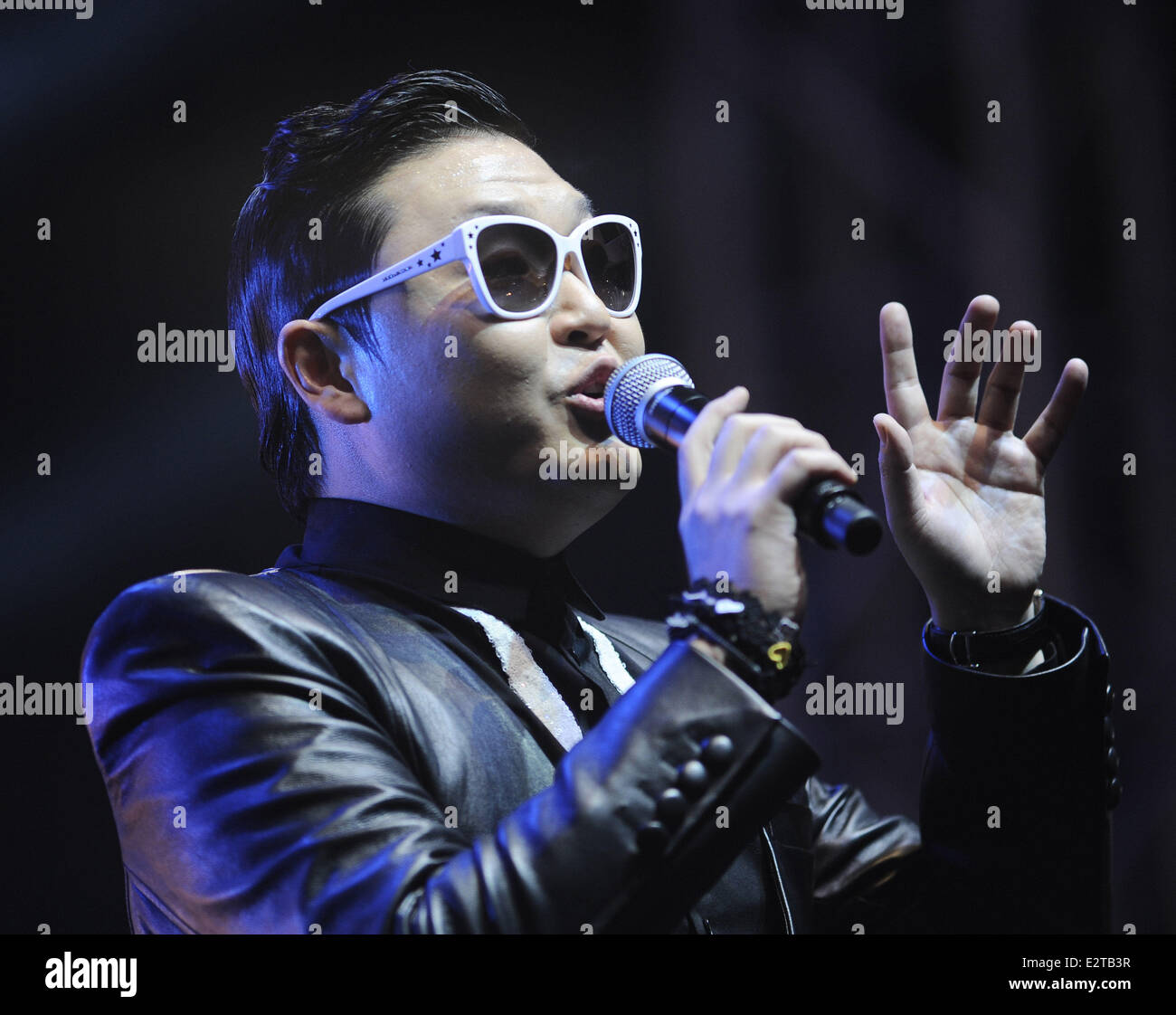 PSY performs his Gangnam Style dance live in Taksim Square in Istanbul ...