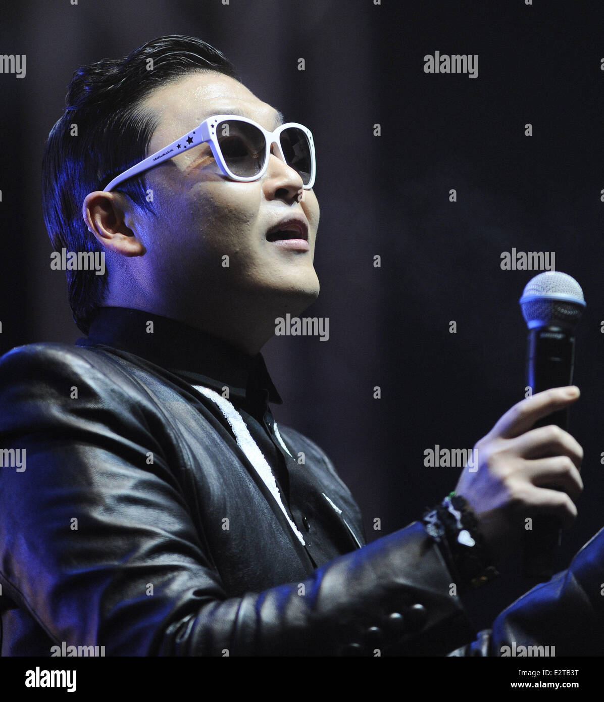 PSY performs his Gangnam Style dance live in Taksim Square in Istanbul ...