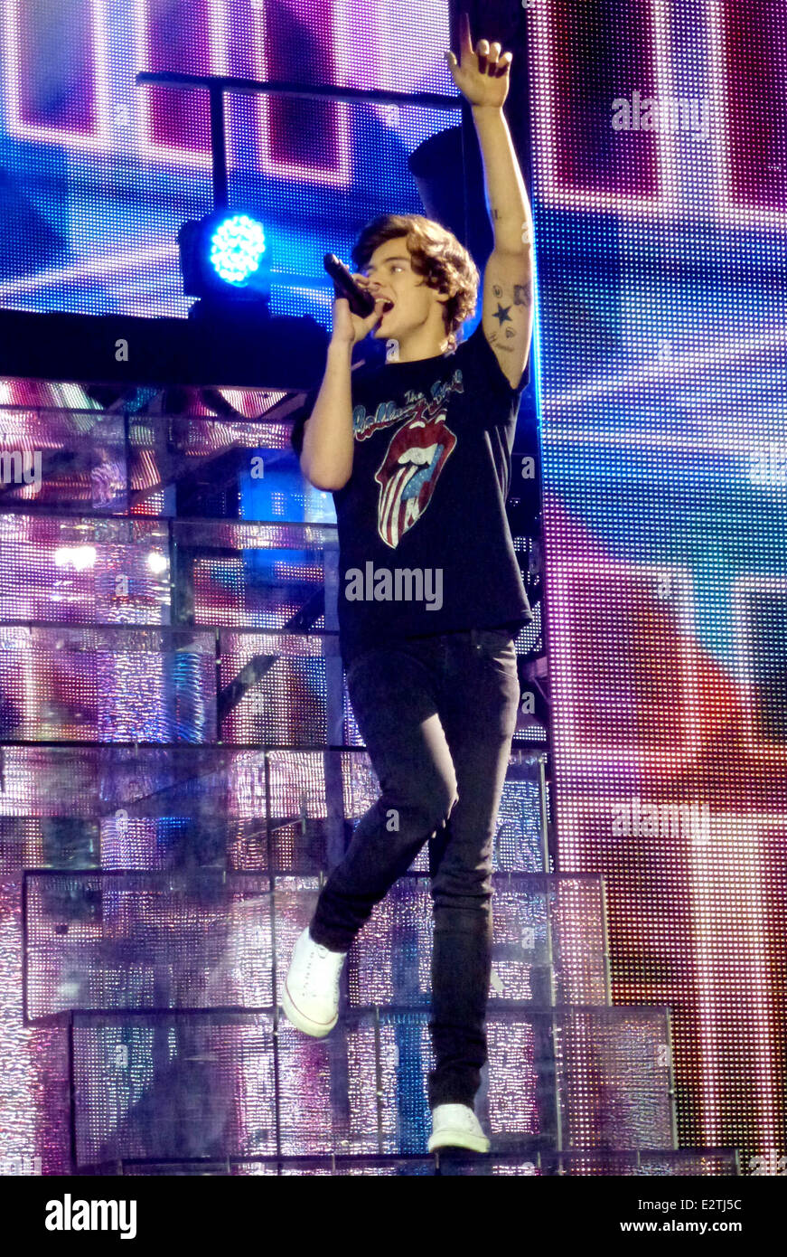 One Direction perform during the second night of their Take Me Home ...