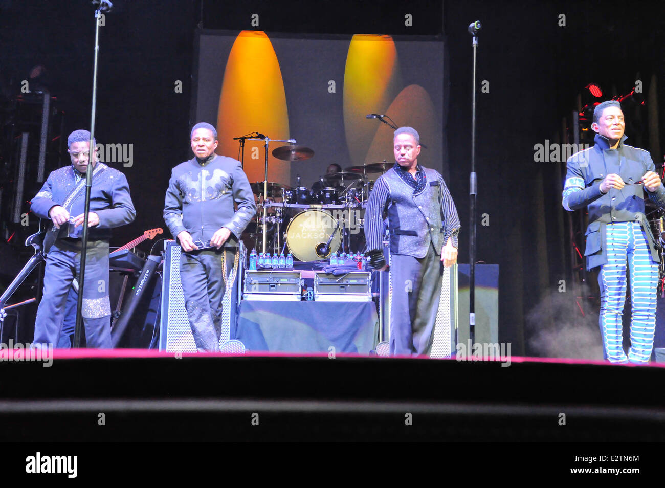 The Jacksons, Jermaine, Jackie, Marlon and Tito, performing live in ...