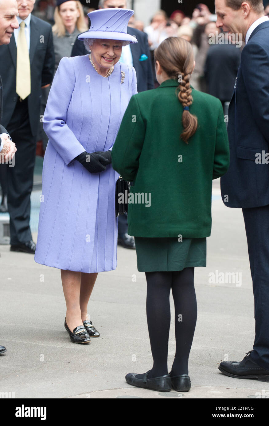 Queen Elizabeth II visits the National centre for Bowel Cancer research ...