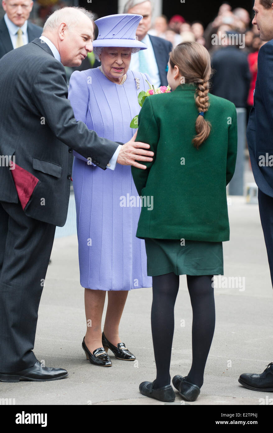 Queen Elizabeth II visits the National centre for Bowel Cancer research ...
