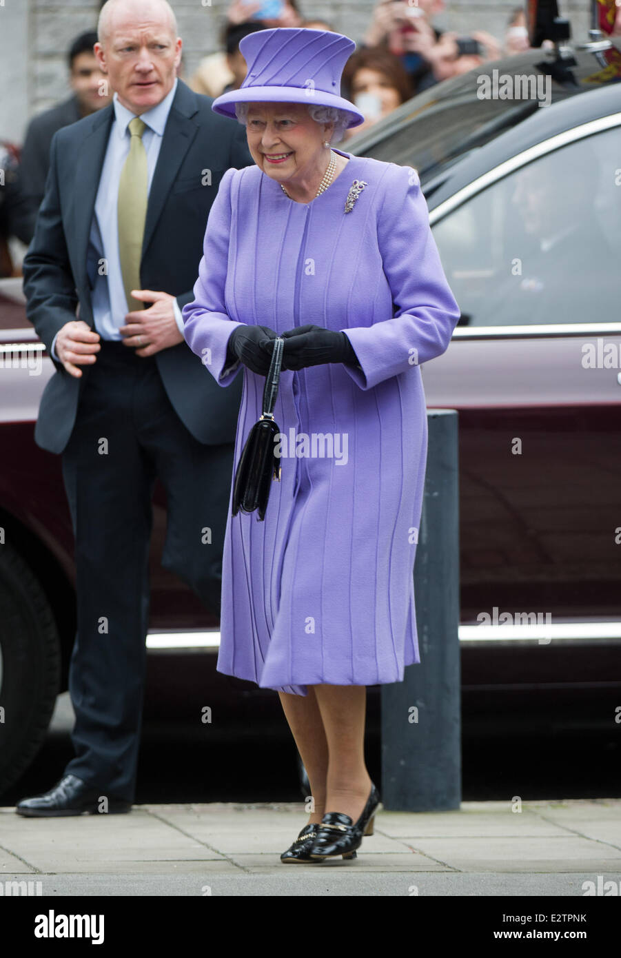 Queen Elizabeth II visits the National centre for Bowel Cancer research ...