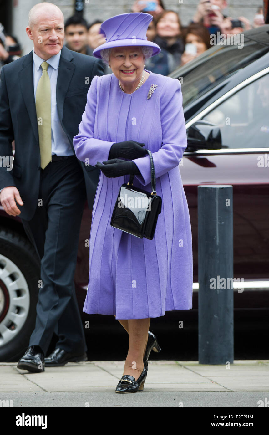 Queen Elizabeth II visits the National centre for Bowel Cancer research ...