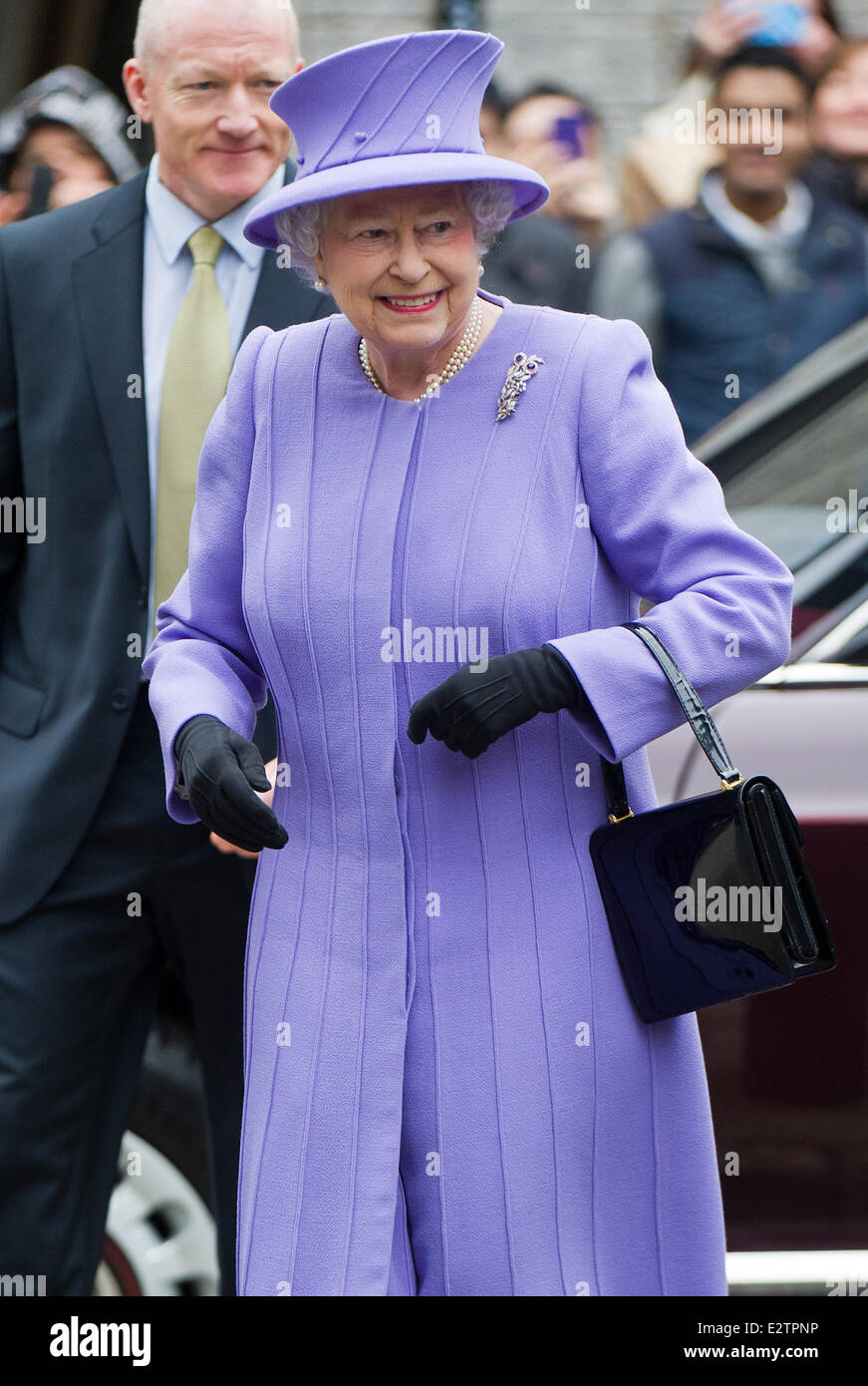Queen Elizabeth II visits the National centre for Bowel Cancer research ...