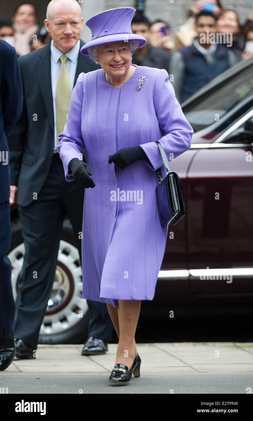Queen Elizabeth II visits the National centre for Bowel Cancer research ...