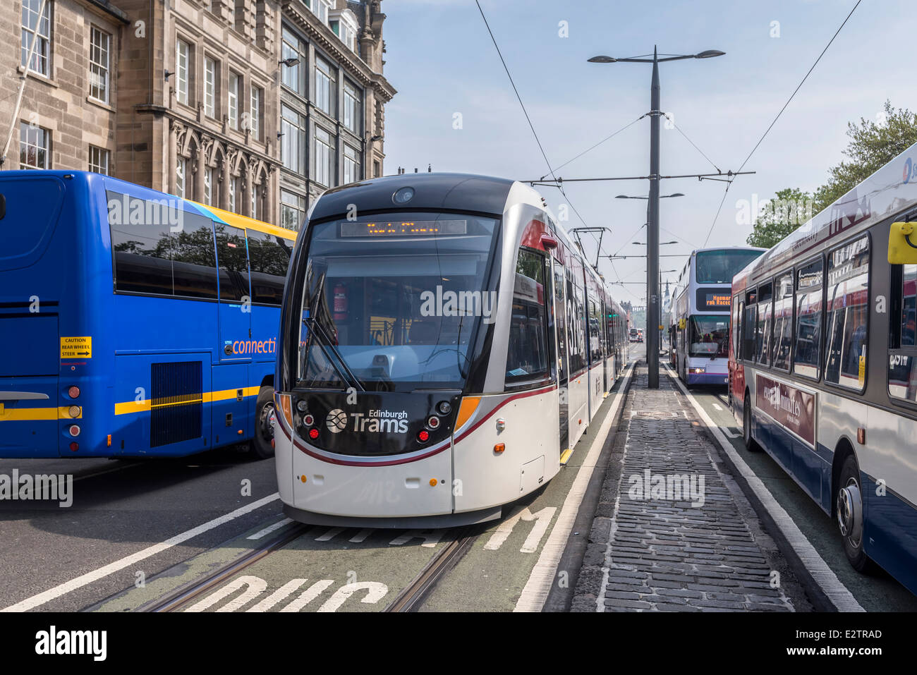 Edinburgh tram buses bus Princes Street Stock Photo - Alamy