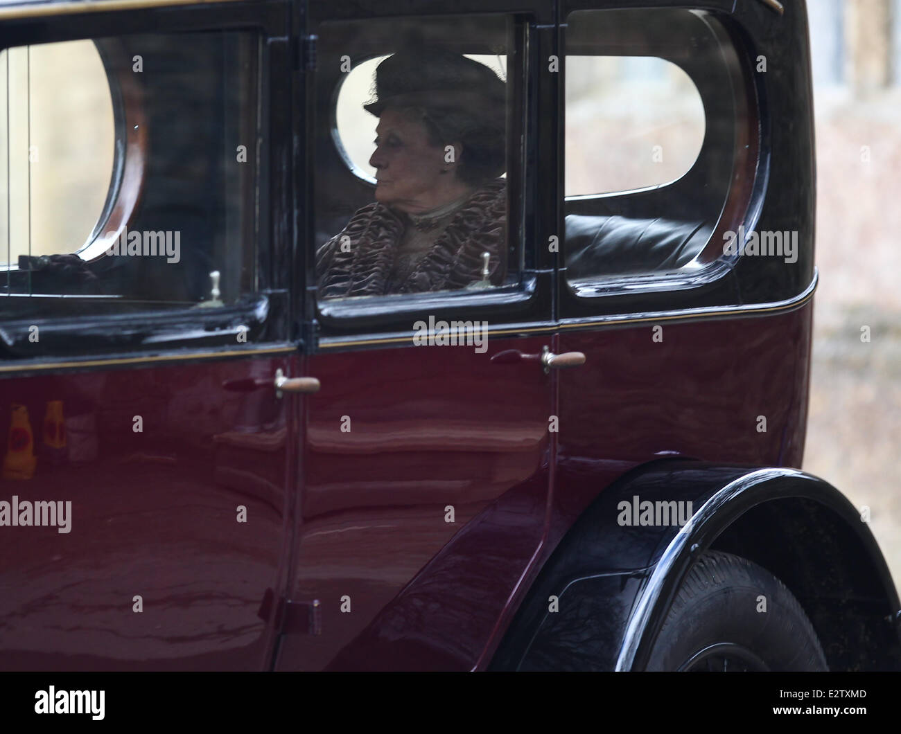 Maggie smith downton abbey hi-res stock photography and images - Alamy