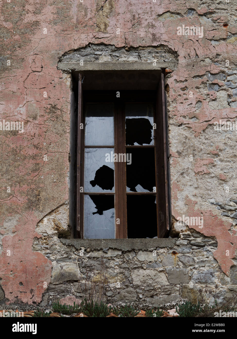 Derelict house smashed windows hi-res stock photography and images - Alamy