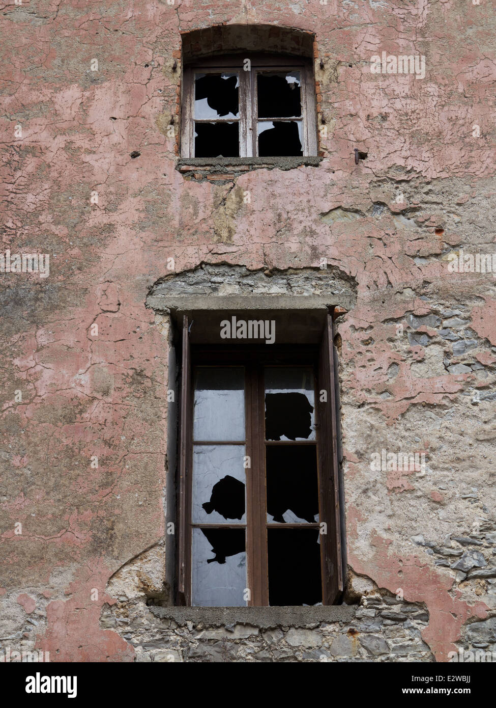 Derelict house smashed windows hi-res stock photography and images - Alamy
