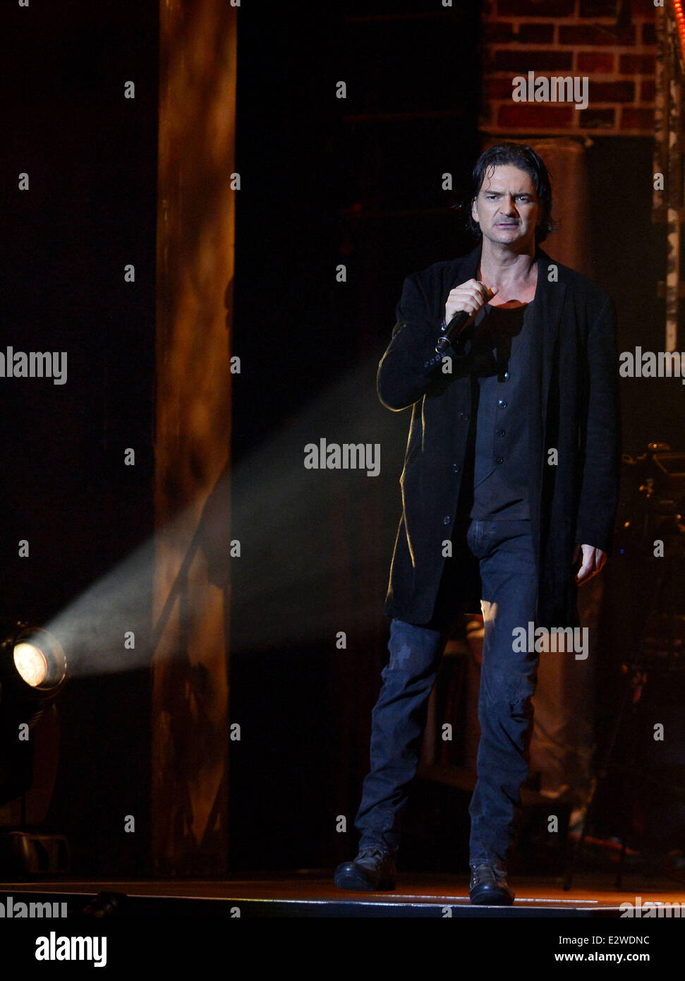 Ricardo arjona hi-res stock photography and images - Alamy