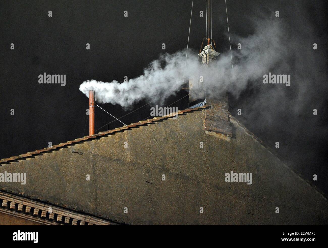 Vatican white smoke hi-res stock photography and images - Alamy