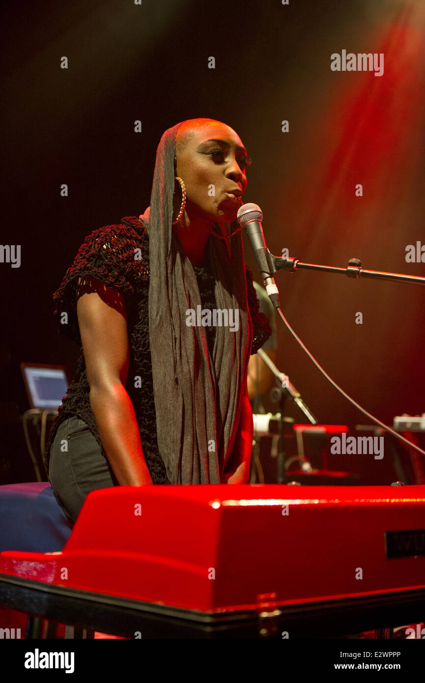 Laura Mvula performing live at Shepherds Bush Empire Featuring: Laura ...
