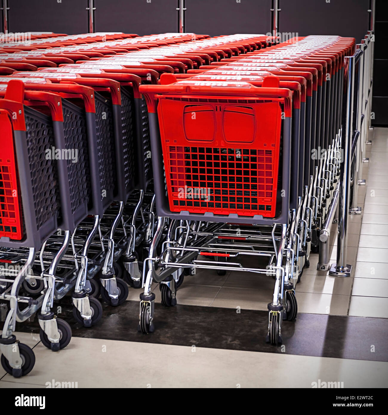 Store carts hi-res stock photography and images - Alamy