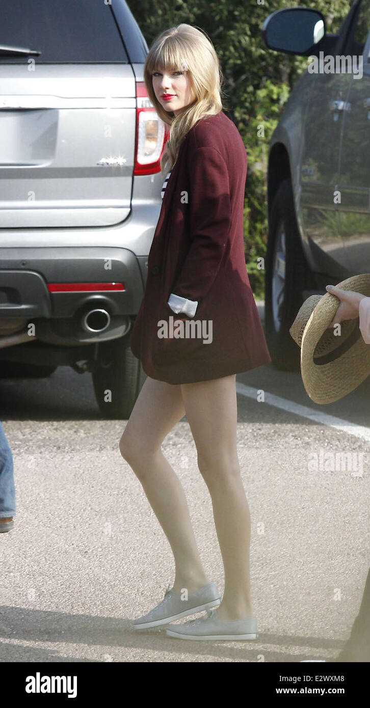 Taylor Swift changes her outfit multiple times while on the set of a ...