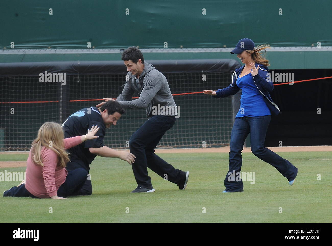 Jennifer love hewitt and brian hallisay hi-res stock photography and ...