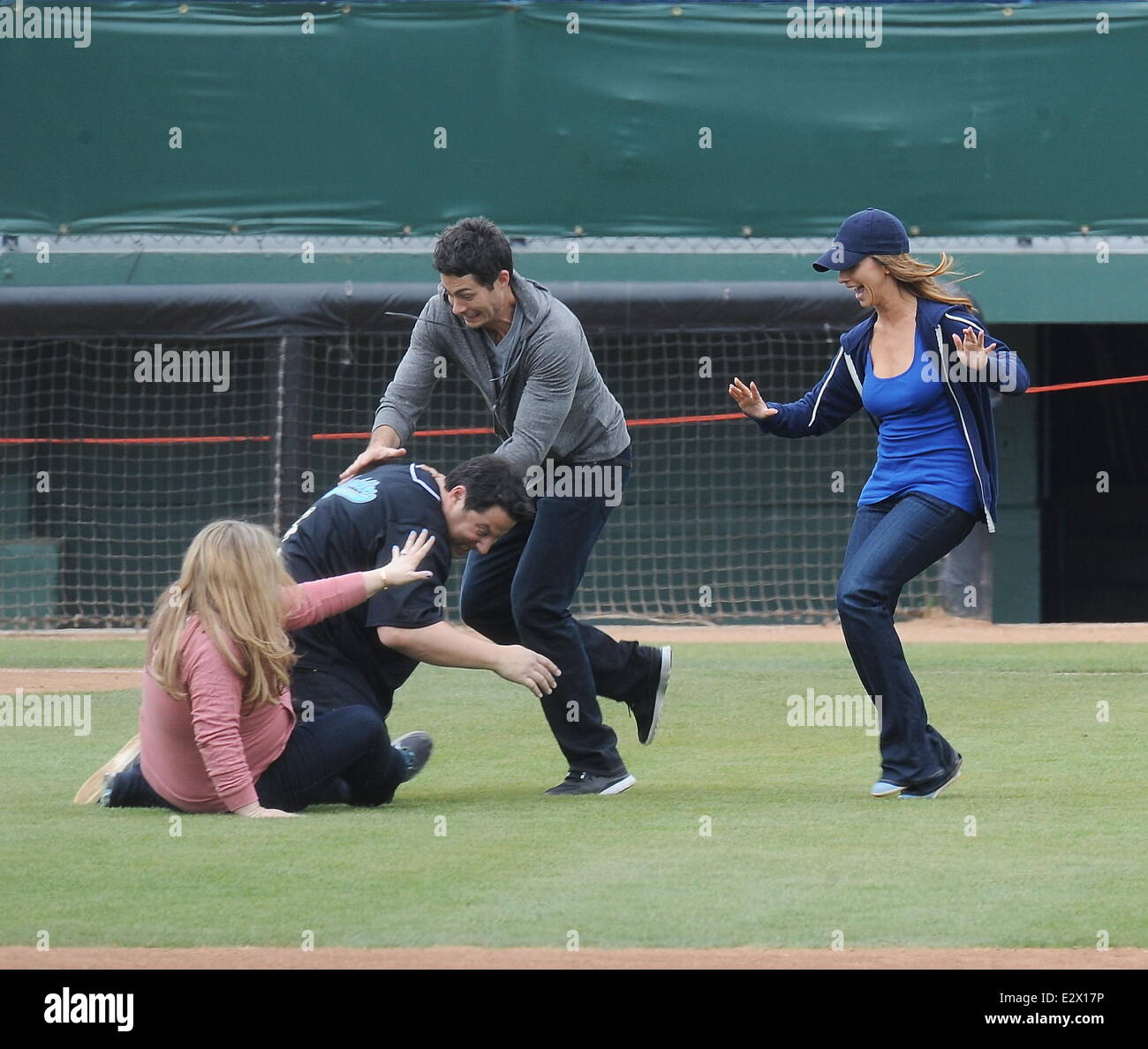 Jennifer Love Hewitt and co-stars, Brian Hallisay and Rebecca Fields ...