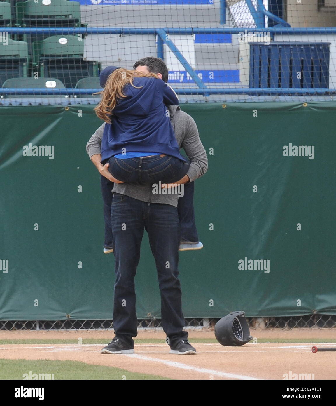 Jennifer Love Hewitt and co-stars, Brian Hallisay and Rebecca Fields ...