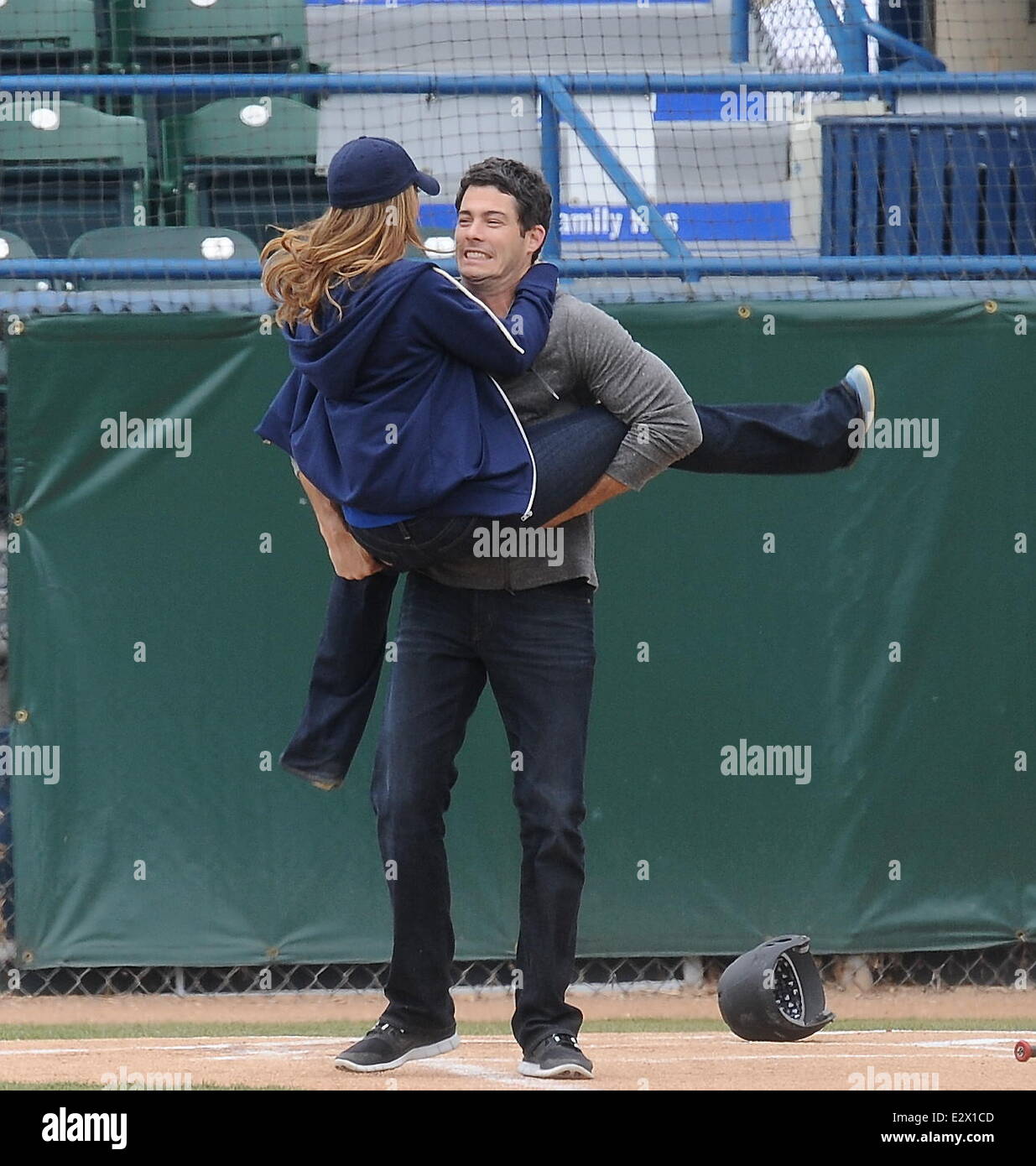 Jennifer Love Hewitt and co-stars, Brian Hallisay and Rebecca Fields ...