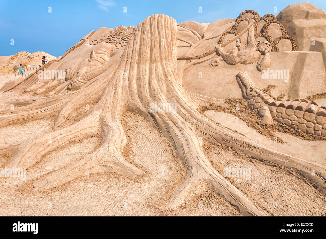 Sand castle sculptures hi-res stock photography and images - Alamy