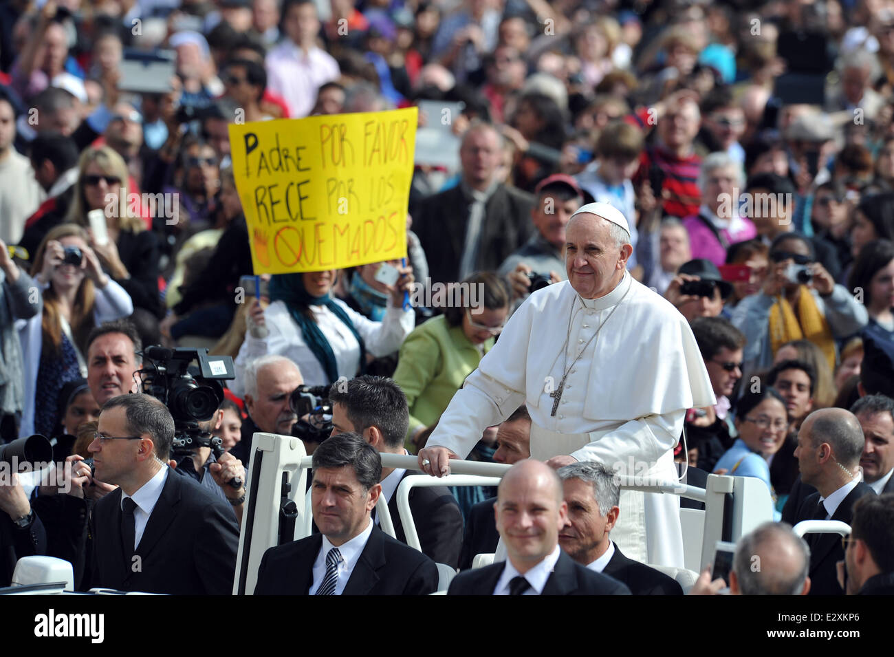 Pope Francis celebrates his first general audience in a square full of ...