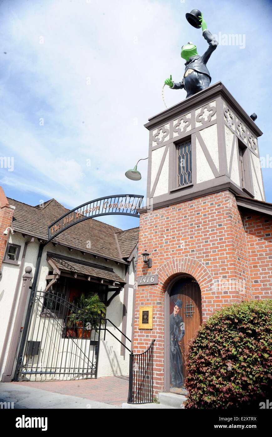 Miley Cyrus drives herself to Jim Henson Studios in Hollywood Featuring ...