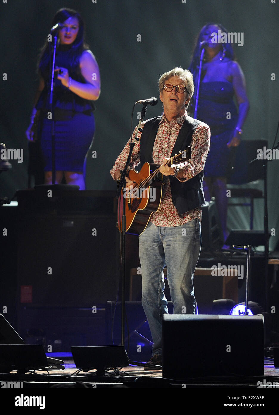 Eric clapton on stage hi-res stock photography and images - Alamy