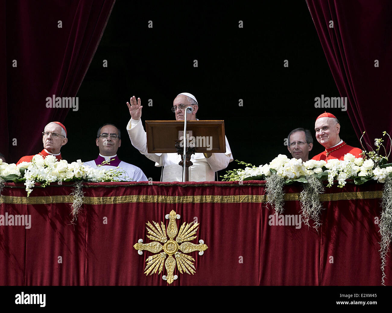 Pope Francis I delivers his Urbi et Orbi message from St Peter's Square ...