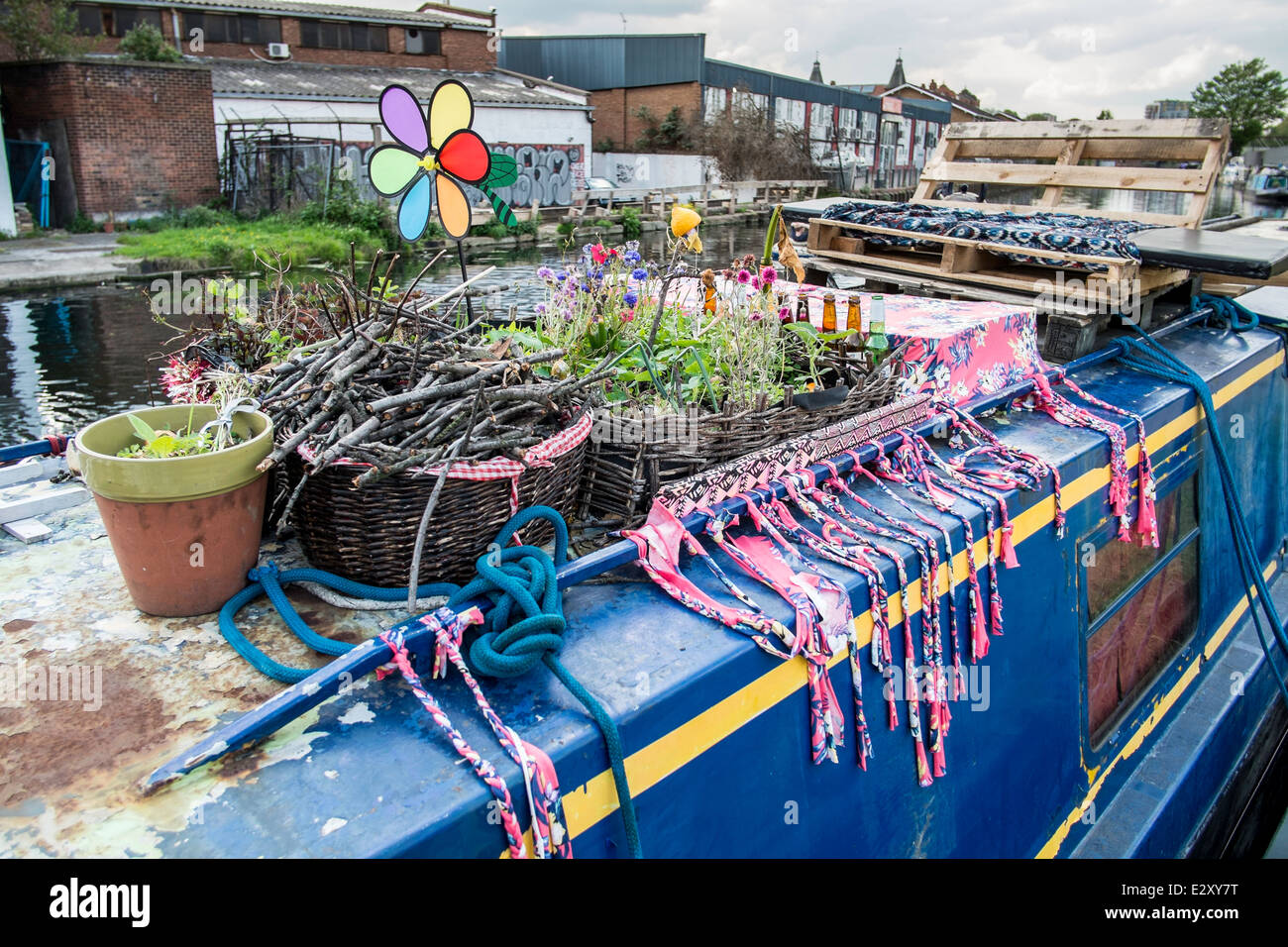 Uk houseboat canal lee river hackney hi-res stock photography and ...