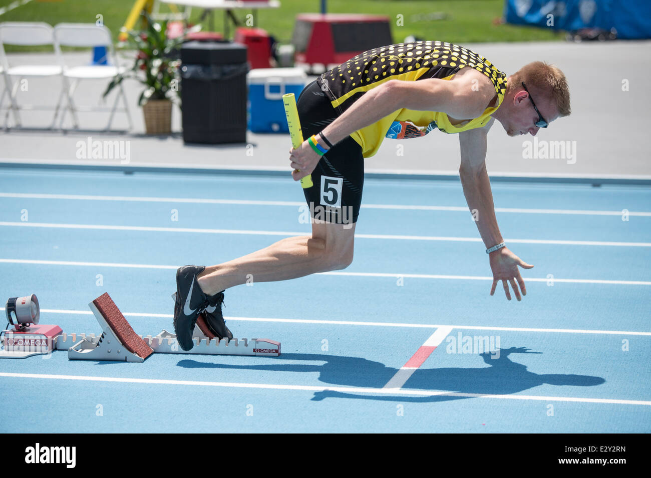 Track field runners in relay hi-res stock photography and images - Alamy