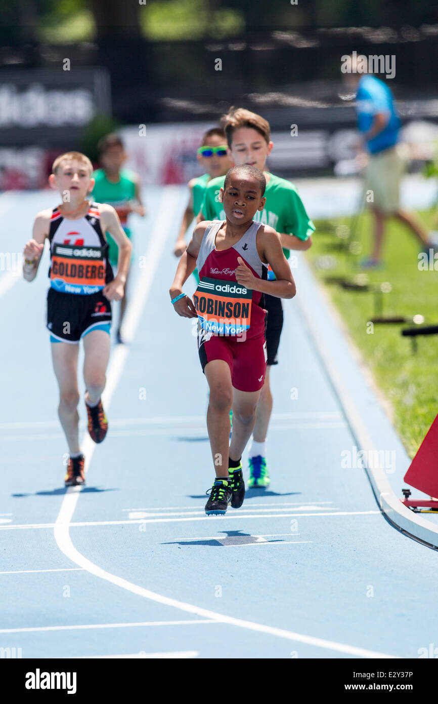 Children running sport track hi-res stock photography and images - Alamy