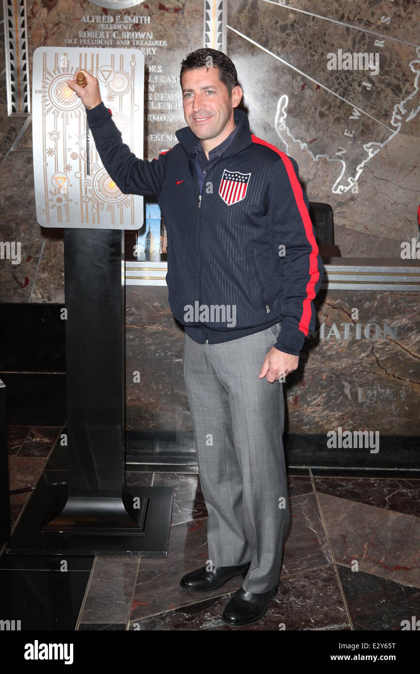 U.S. Soccer players and coaches light The Empire State Building red ...