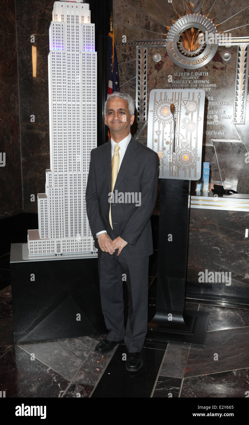 U.S. Soccer players and coaches light The Empire State Building red ...