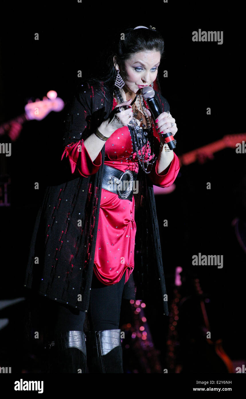 Crystal Gayle performs live in The Pavilion at Seminole Casino Coconut ...