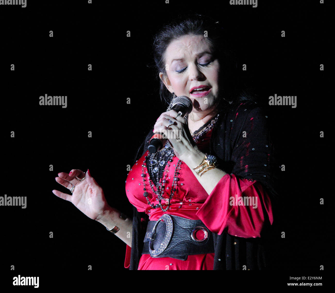 Crystal gayle in concert in hi-res stock photography and images - Alamy