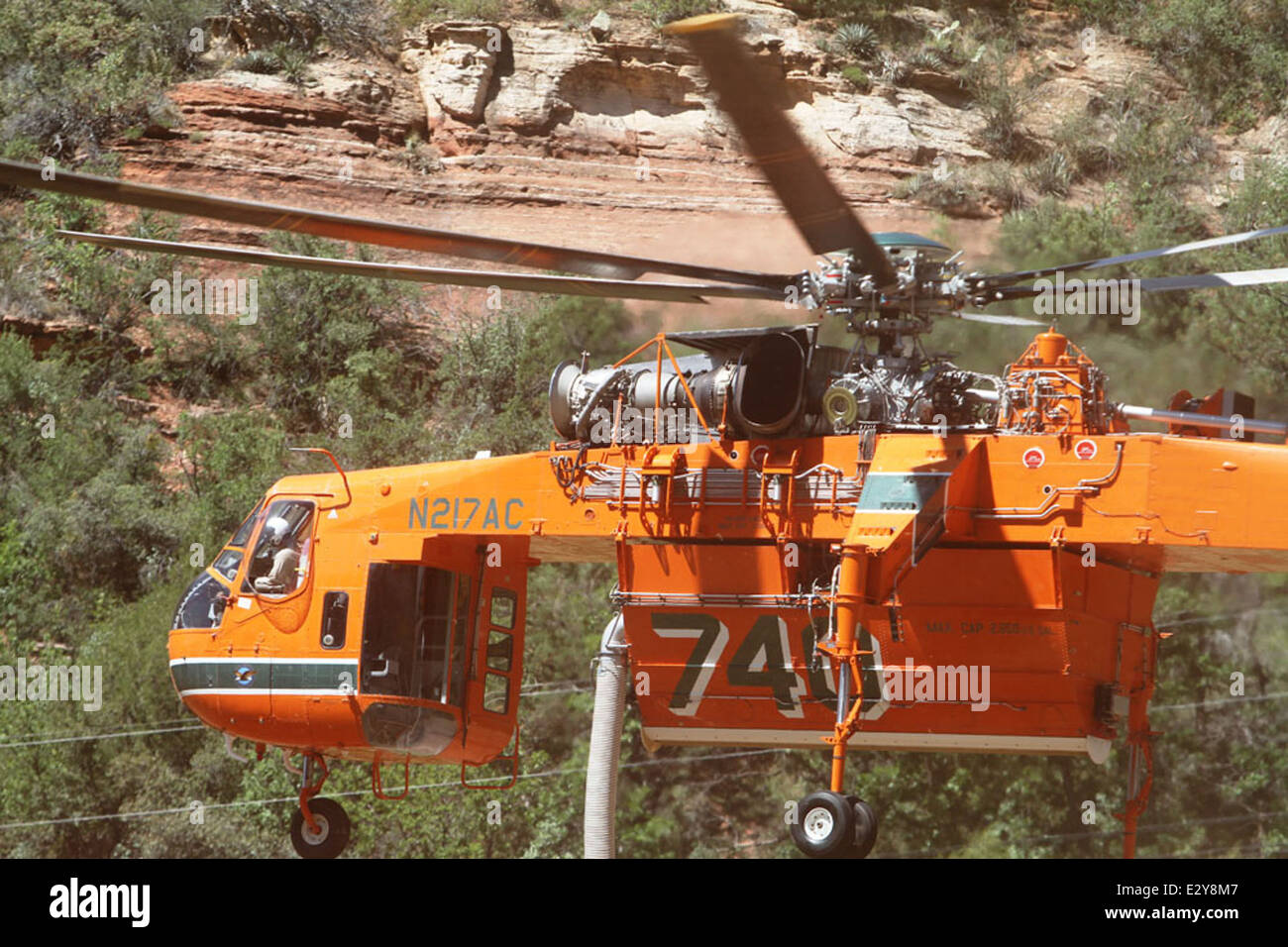 Dipping helicopter hi-res stock photography and images - Alamy