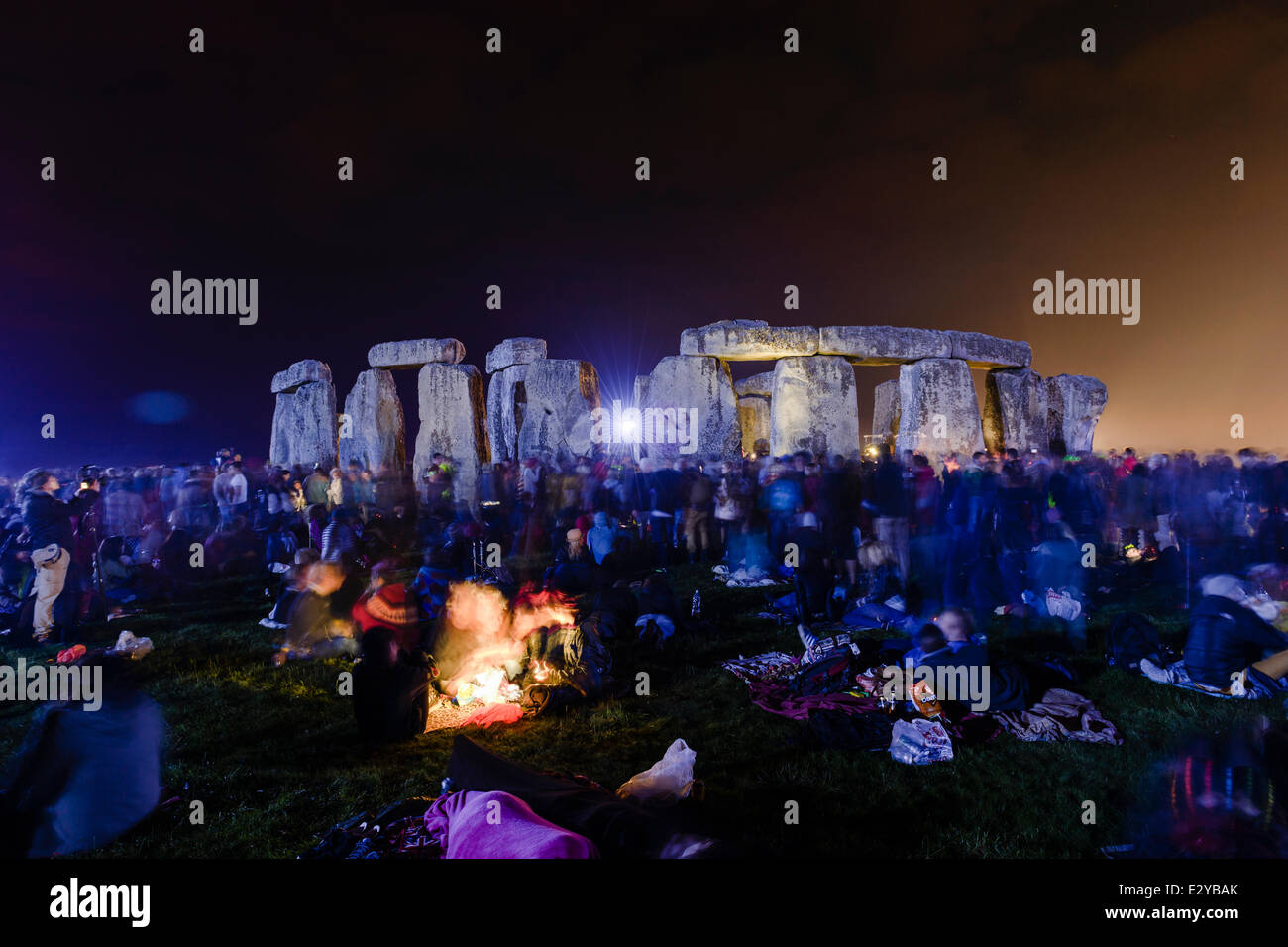 Stonehenge, Wiltshire, UK. 20th June, 2014. Masses of people gather to ...